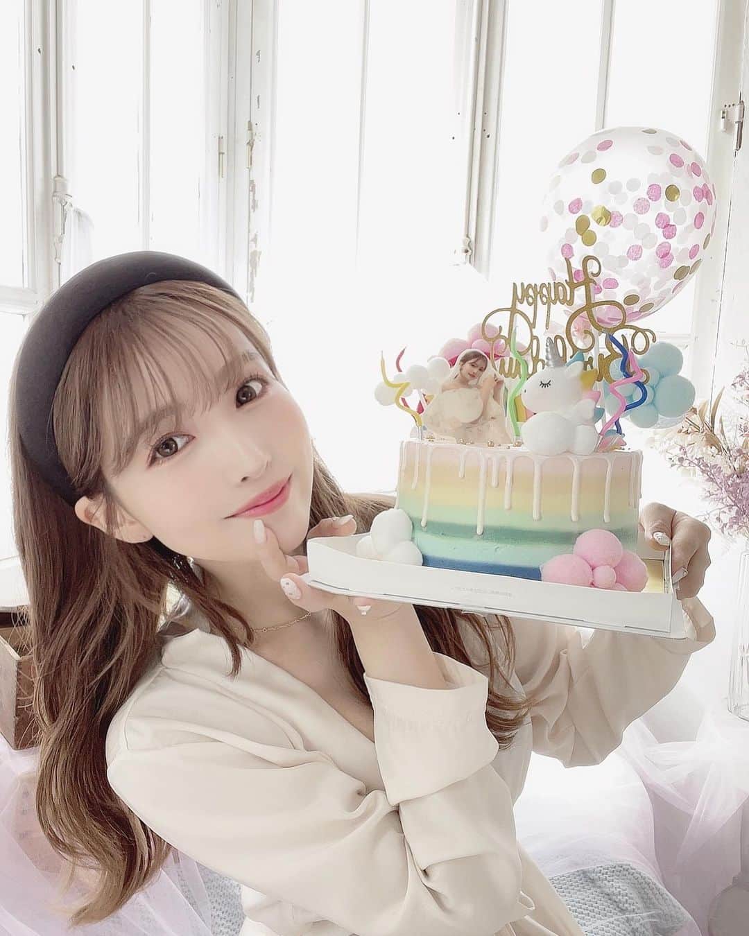 三上悠亜さんのインスタグラム写真 - (三上悠亜Instagram)「かわちいケーキ🦄🧁🌈 @drw_official さんからいただきました ...