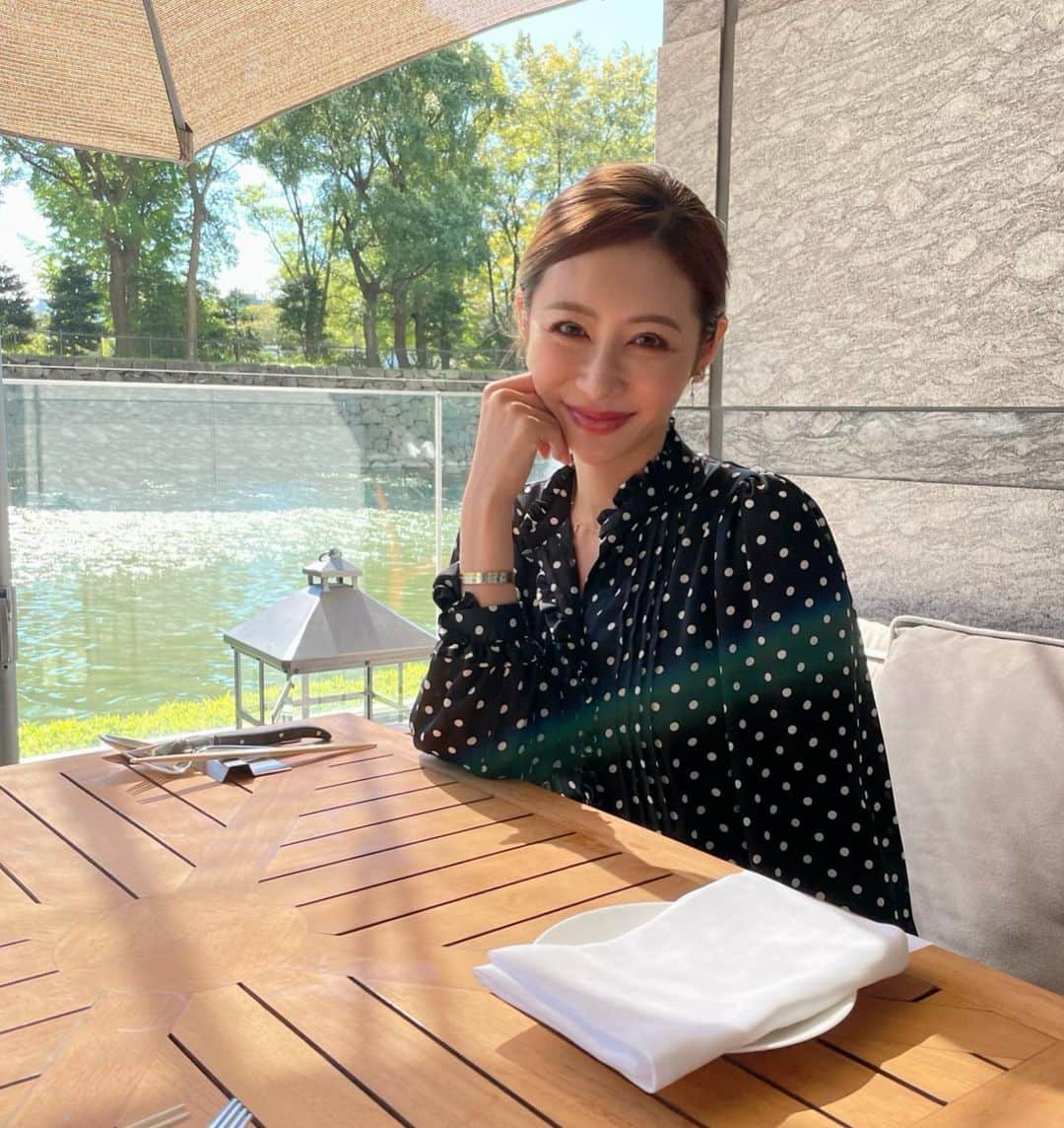 Reikaさんのインスタグラム写真 - (ReikaInstagram)「気が良い秋晴れな日 家族ランチ 何故かPerrierの宣伝するパパ😅 ...