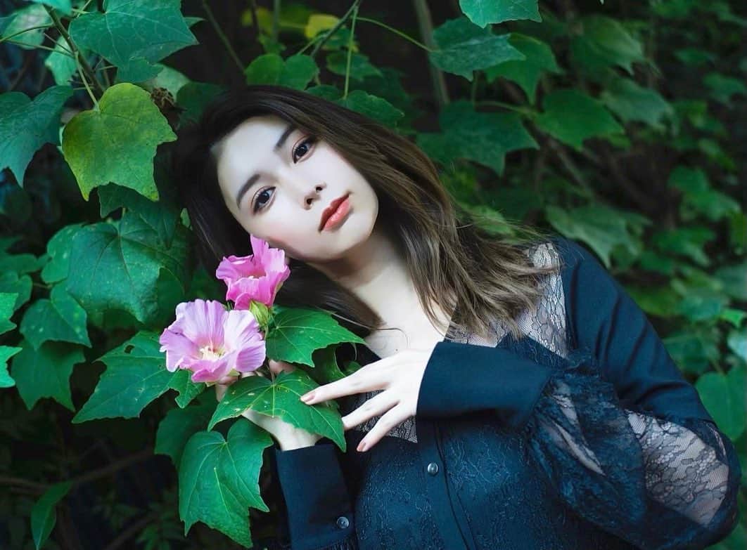 結城モエさんのインスタグラム写真 - (結城モエInstagram)「週プレnews 宜しくお願いします🌸 撮影 : まくらあさみ ヘアメイク ...