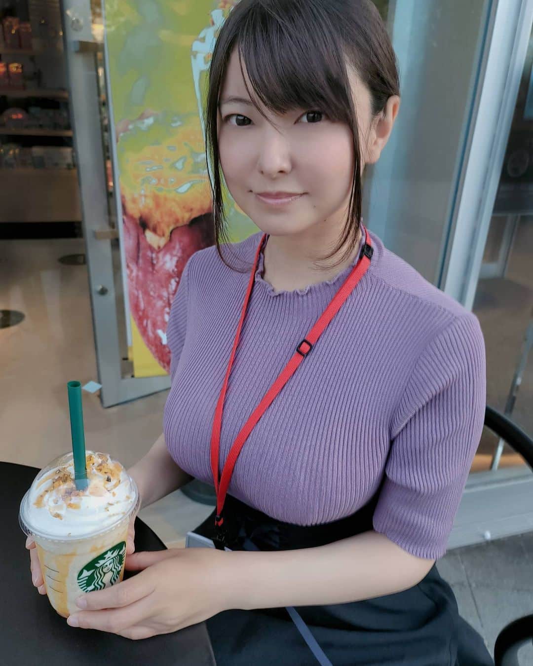 花井美理さんのインスタグラム写真 花井美理instagram 「周囲の視線が気になる小休憩 花井美理 Mirihanai グラビア