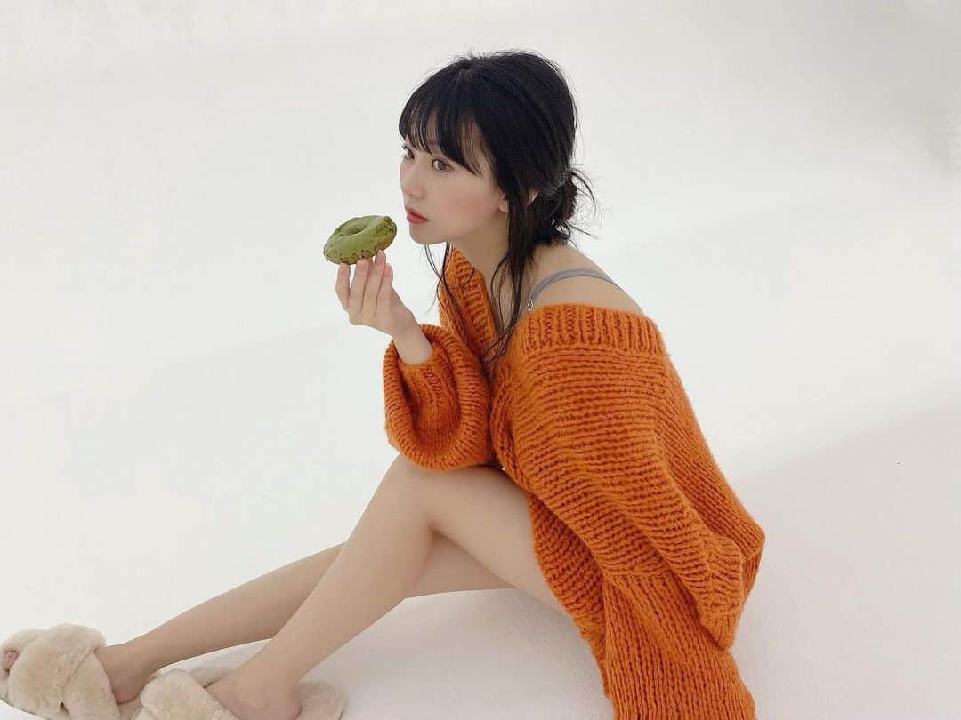 田中美久さんのインスタグラム写真 - (田中美久Instagram)「BUBKAオフショット〜🍩 . . ドーナッツの中でも、いっちばん大好きなクリスピードーナッツ！本当に本当にテンション ...