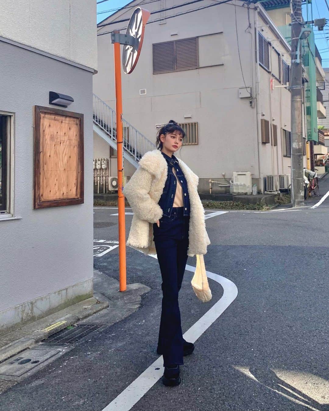 愛花さんのインスタグラム写真 - (愛花Instagram)「Shoot for @vivi_mag_official 🤍 Jeans @moussyofficial Jacket @sly ...