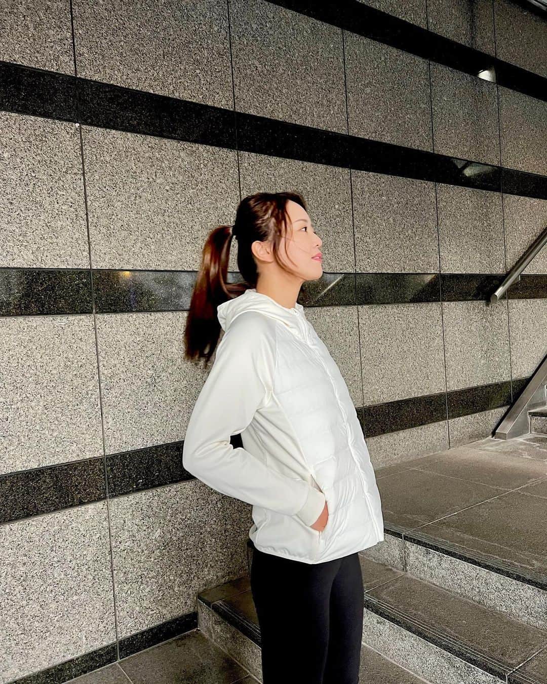 佐野真彩さんのインスタグラム写真 - (佐野真彩Instagram)「@tigora_women のハイブリッドパデットジャケットをご紹介👟 【TIGORA ATHLETICS】は様々な ...