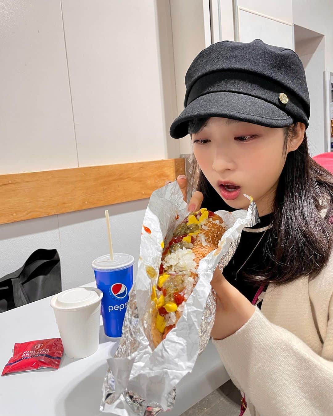 小栗有以さんのインスタグラム写真 - (小栗有以Instagram)「ずっと食べてみたかった ホットドッグ~🌭🥤💭 オニオン ケチャップ ...