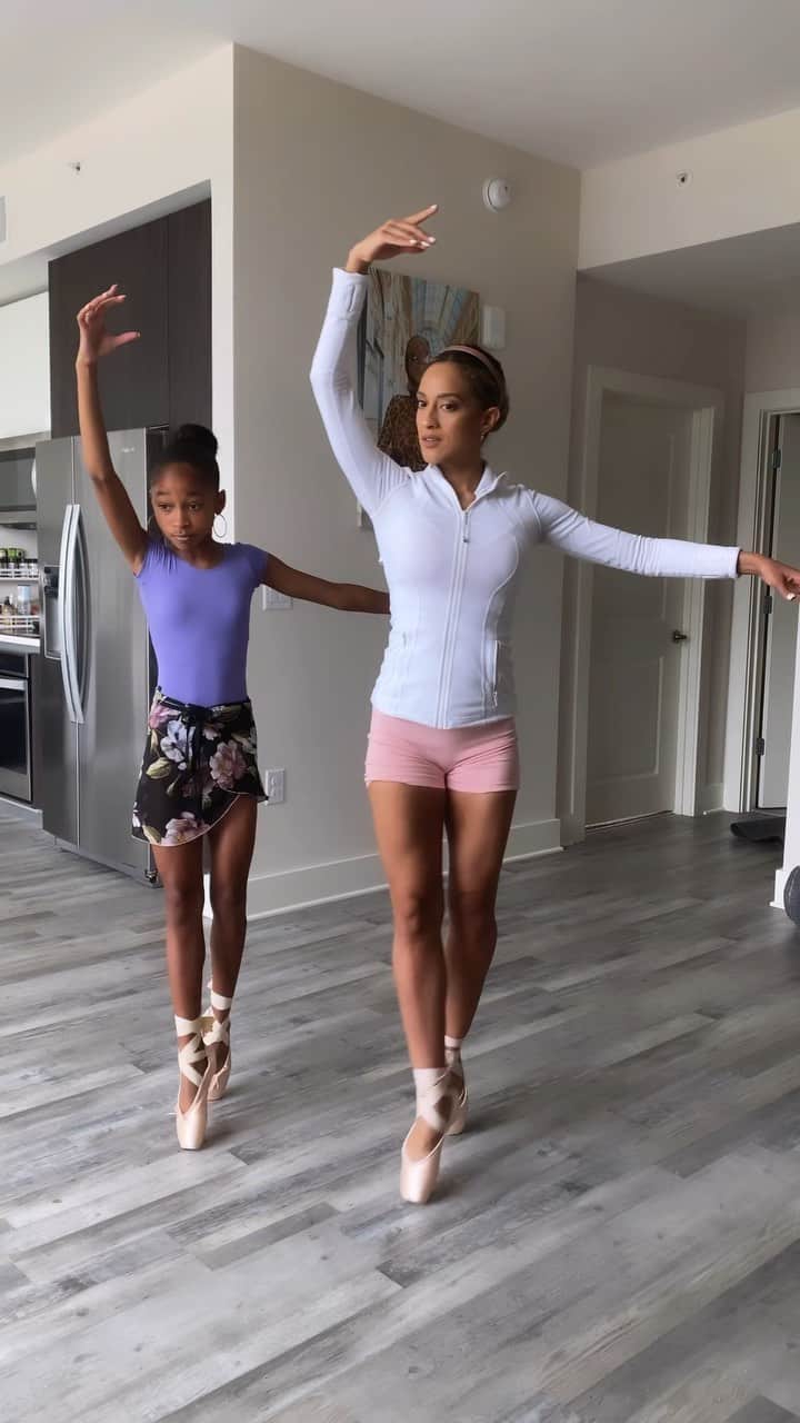 Sarah Mundoさんのインスタグラム動画 - (Sarah MundoInstagram)「Happy birthday to this ...