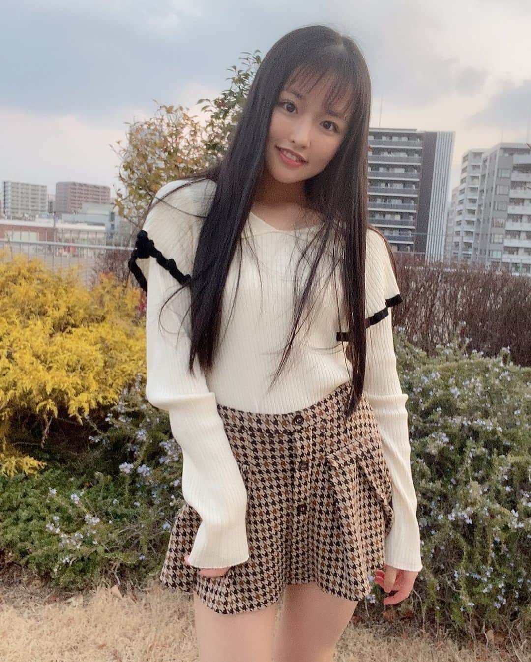 りりさんのインスタグラム写真 - (りりInstagram)「1週間終わった。！ 今週はなんか疲れたから早めに寝ます🙃😙 #showroom #おりりroom #jmix #ジェイミックス ...