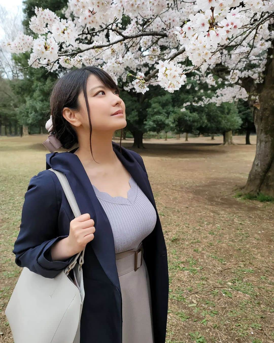 花井美理さんのインスタグラム写真 花井美理instagram 「会社の先輩『今年もキレイに咲いたね』 ⁡ ⁡グラビアアイドル ⁡ ⁡
