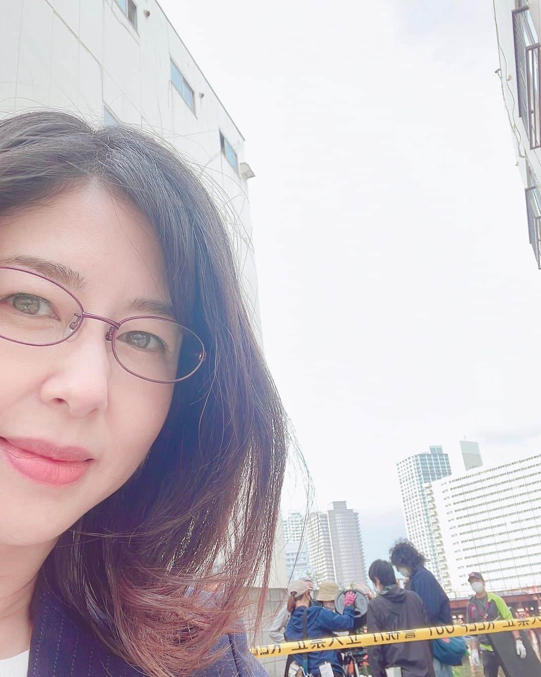 堀内敬子さんのインスタグラム写真 堀内敬子instagram 「音無監察官。撮影順調です ️ 今日は風が強くて。 髪の毛がポワポワしまし