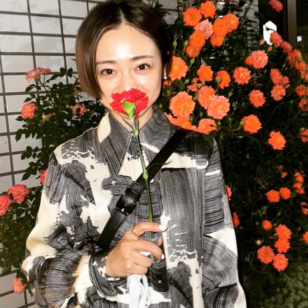安達祐実さんのインスタグラム写真 安達祐実instagram 「🌹🌹🌹 母の日。 母として、幸せな日々を過ごさせてもらってるなぁ。」5月