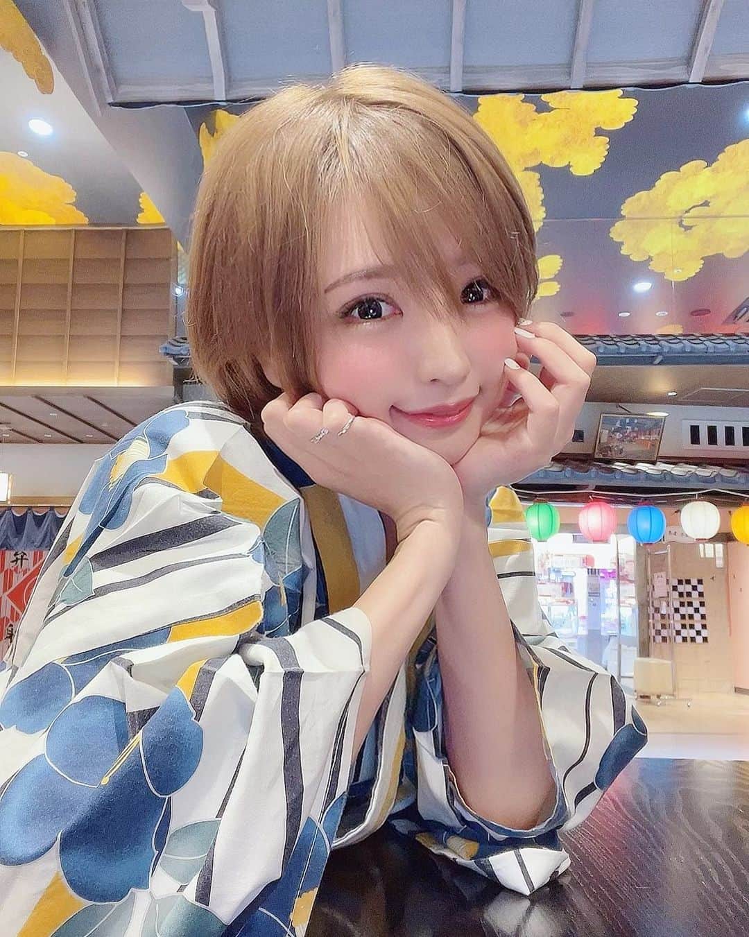 ENAさんのインスタグラム写真 - (ENAInstagram)「縁日に出店周りで皆がわいわいしているのを、少し離れてぽーってみてるのがすき ...