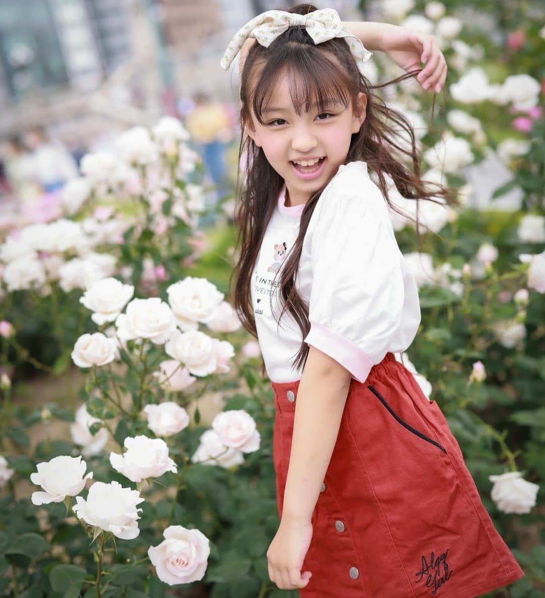 喜島結乃さんのインスタグラム写真 - (喜島結乃Instagram)「♡yuno♡ ㅤㅤㅤㅤㅤㅤㅤㅤㅤㅤㅤㅤㅤ ゆのは白のバラがお気に入り ️ ニコニコ笑顔で📸 ㅤㅤㅤㅤㅤㅤㅤㅤㅤㅤㅤㅤㅤ ...