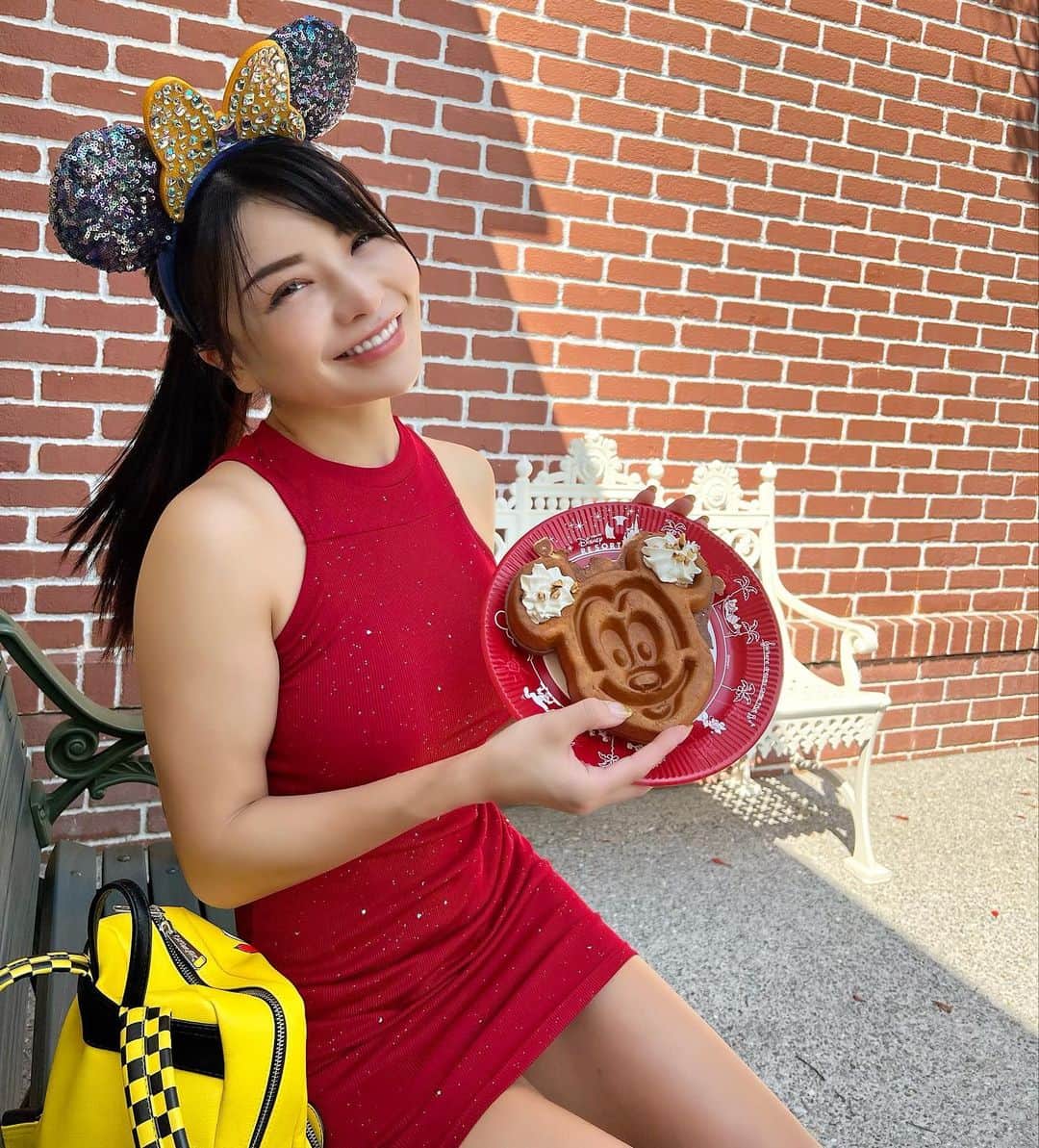 meruさんのインスタグラム写真 - (meruInstagram)「なんか腕ムチムチ💩 ミッキーワッフル、何気人生初めて食べた。 いつも ...