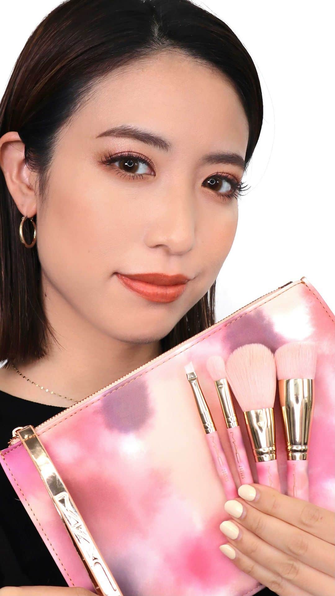 M∙A∙C Cosmetics Japanさんのインスタグラム動画 - (M∙A∙C Cosmetics JapanInstagram)「アイシャドウやアイブロウ、ファンデーション、チークに ...