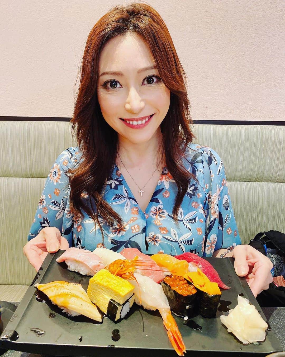 白木優子さんのインスタグラム写真 白木優子instagram 「昨日のお昼ご飯 すしざんまいっ！ ついでにビールも🍺 すしざんまい」7