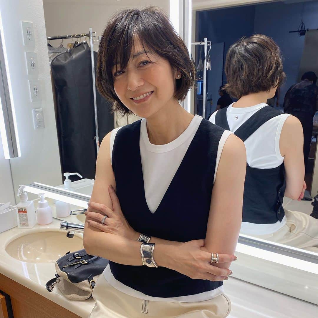 富岡佳子さんのインスタグラム写真 - (富岡佳子Instagram)「微差ですが…少しだけヘアに動きが出るようカットしました。ウザバングのうざ ...