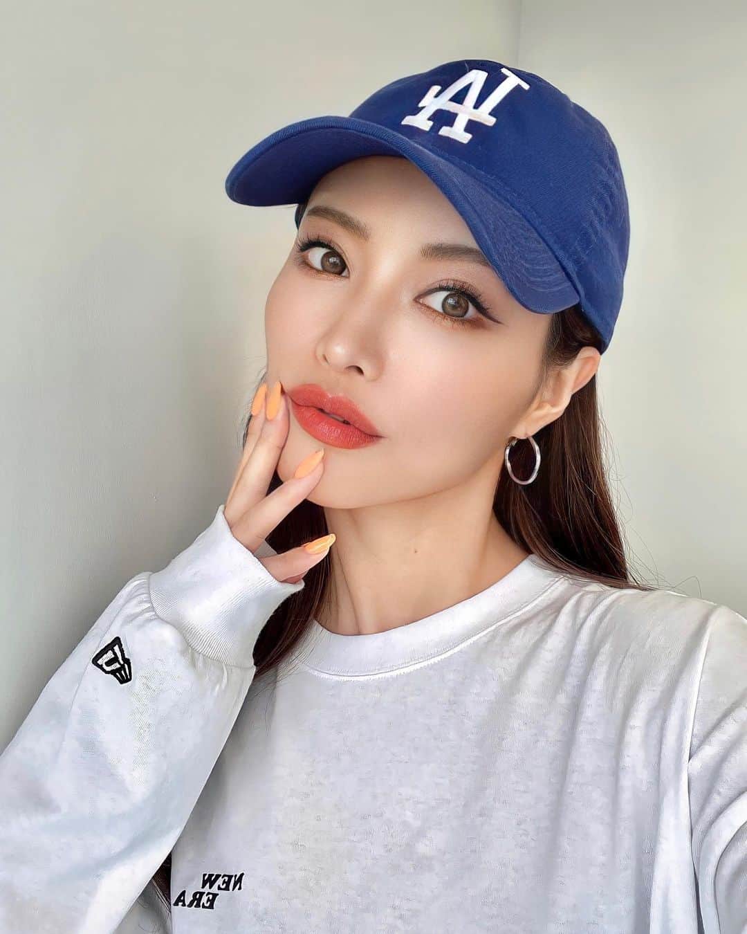 MIKAさんのインスタグラム写真 - (MIKAInstagram)「🧢 @neweracap 🫦💙💙 ⠀ 新作アイテムの撮影をさせて頂きました☺︎ オフショット〜 ️ 今日は23SSの展示会 ...