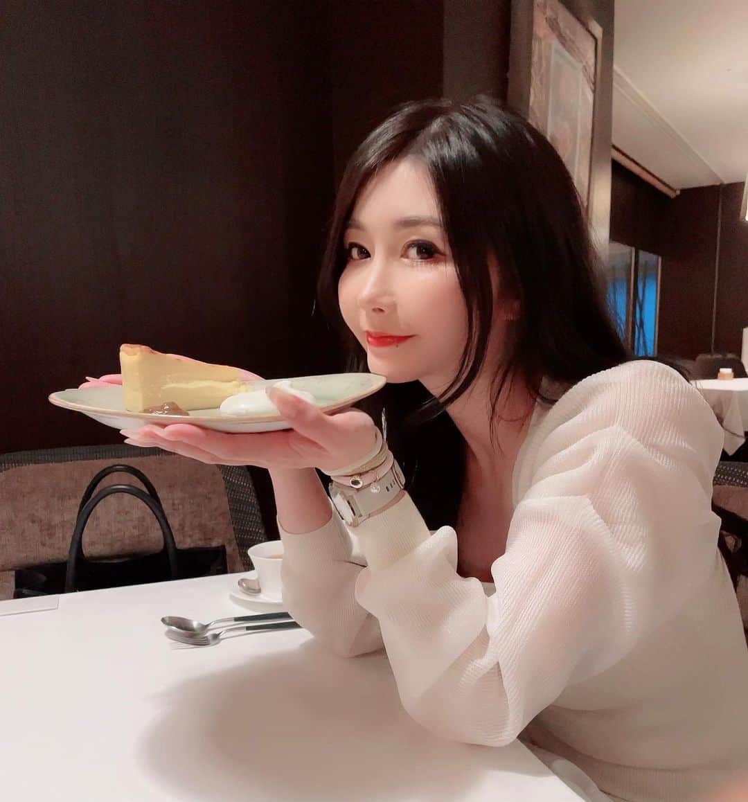 愛弓りょうさんのインスタグラム写真 愛弓りょうinstagram 「ご褒美 ️ ・ ・ ・ ・ チーズケーキ Anaコンチネンタル