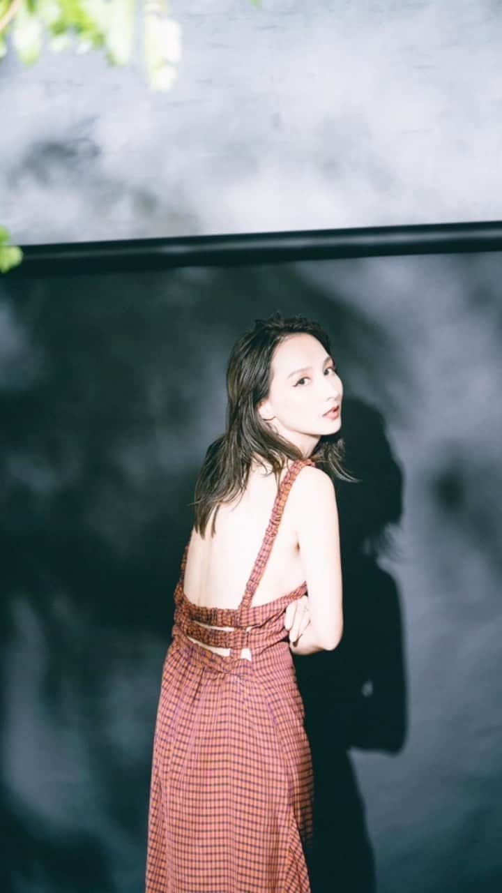 渕上彩夏さんのインスタグラム動画 - (渕上彩夏Instagram)「͙ ͙ ͙ 📸 🏻 カメラ @mo102g ヘアメイク @hairmake_kie スタイリング @eri ...