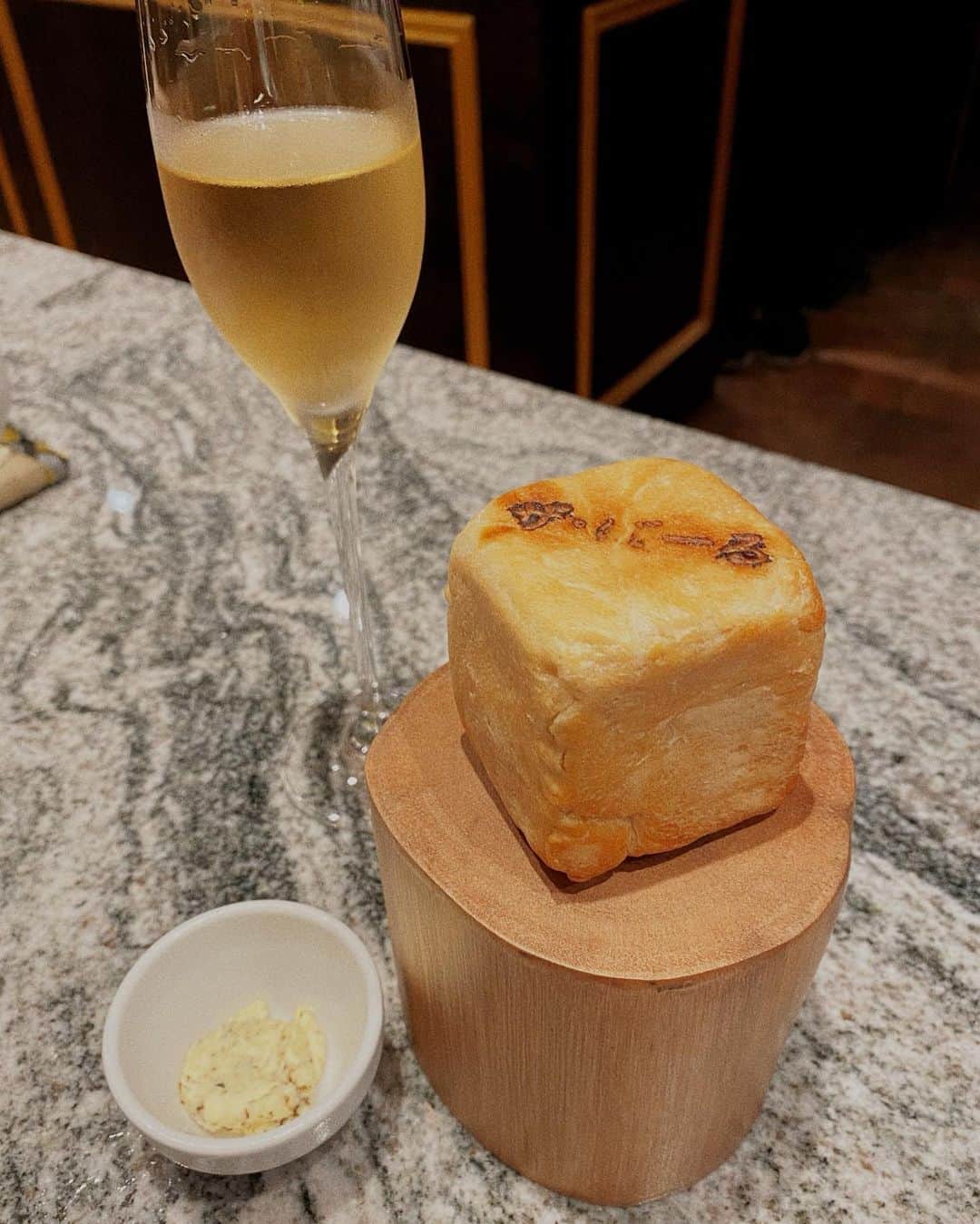 GYEON SEOさんのインスタグラム写真 - (GYEON SEOInstagram)「_* loudest ganggg 🍾🍾 ...