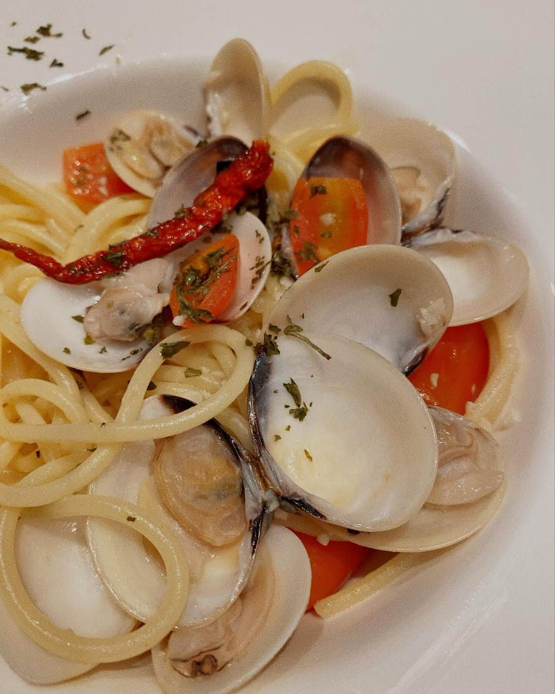 GYEON SEOさんのインスタグラム写真 - (GYEON SEOInstagram)「_* loudest ganggg 🍾🍾 ...