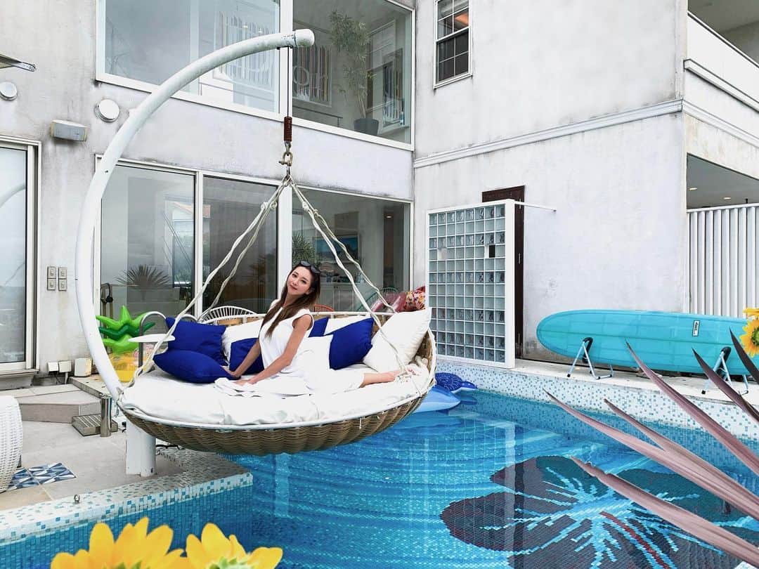 山崎みどりさんのインスタグラム写真 - (山崎みどりInstagram)「Swing bed above the pool 🤍💙 コレ楽しい🎶 ──────────────────────── ...