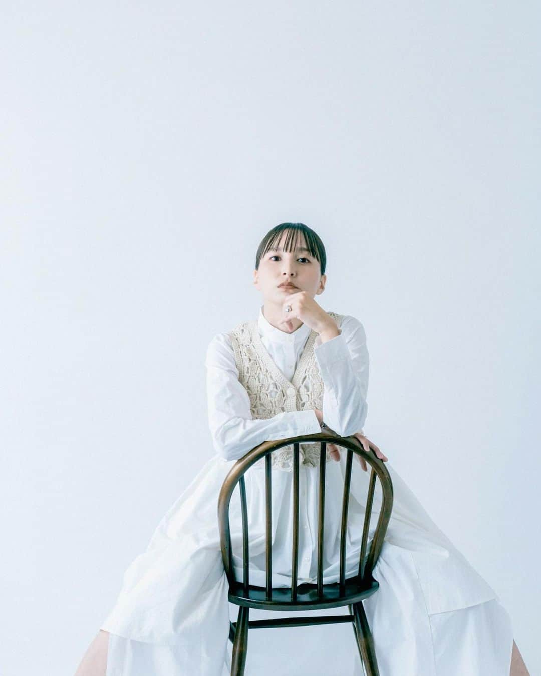 渕上彩夏さんのインスタグラム写真 - (渕上彩夏Instagram)「͙ ͙ 🛋🌿 カメラ 前田さん⇢ @mo102g ヘアメイク きえさん⇢ @hairmake_kie スタイリング えり ...