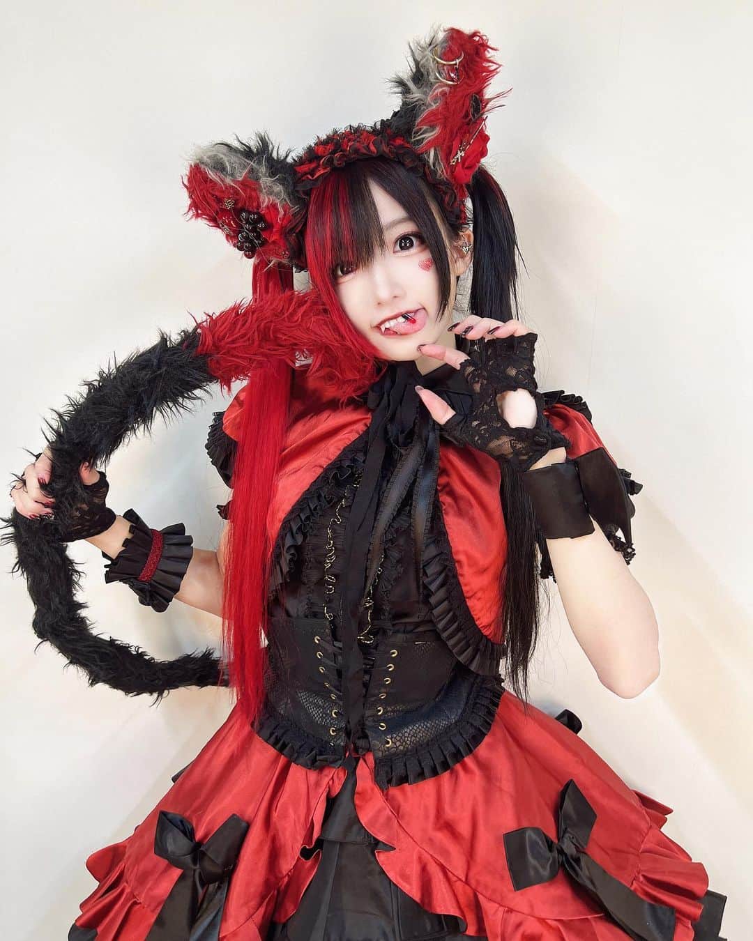 椎名ひかり（ひかりん）さんのインスタグラム写真 - (椎名ひかり（ひかりん）Instagram)「赤黒髪に似合うにゃあこの衣装！ ローモバの ...