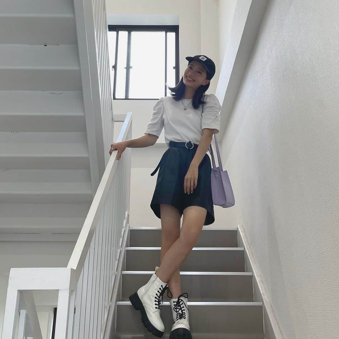 新潮社「ニコラ」さんのインスタグラム写真 - (新潮社「ニコラ」Instagram)「レザーのパンツで秋らしさもチョイス!! このバッグお気に入りです💜 tops : GU pants ...