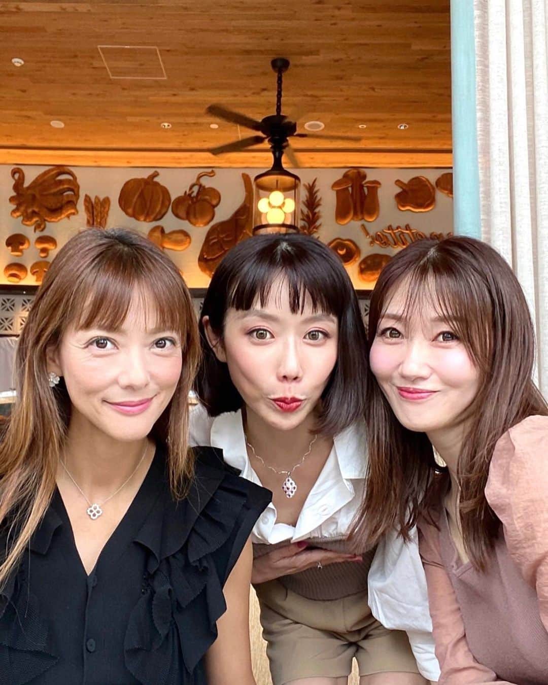 梅本理恵さんのインスタグラム写真 - (梅本理恵Instagram)「ご縁がつながって 美魔女の先輩の @junsei.miyama 純青ちゃん @kumi.111 玖美さん と念願のランチ♡ ...