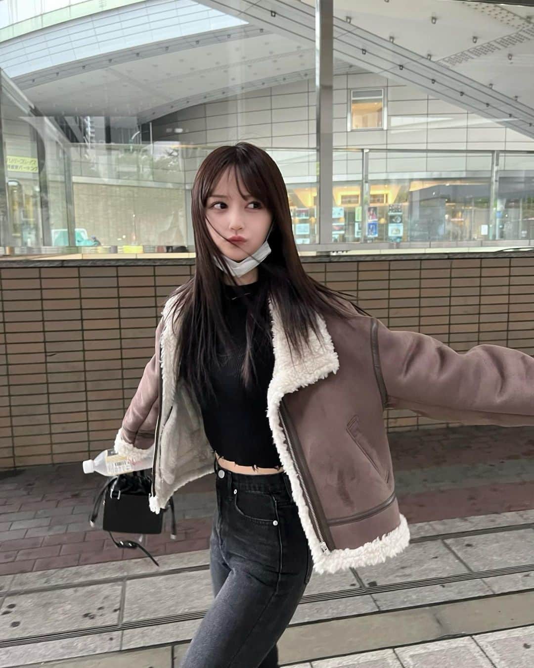 山本望叶さんのインスタグラム写真 - (山本望叶Instagram)「寒いから暖かいアウター着たよ🐏 #ootd #code #コーデ #秋服 #ムートンコート#スニーカー ...