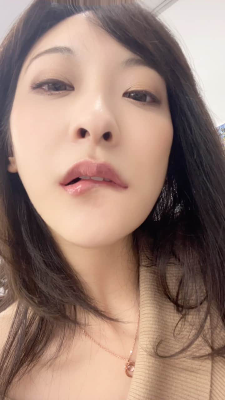 王子妃さんのインスタグラム動画 - (王子妃Instagram)「小姐嘴巴很癢喔」10月16日 17時33分 - fay198978