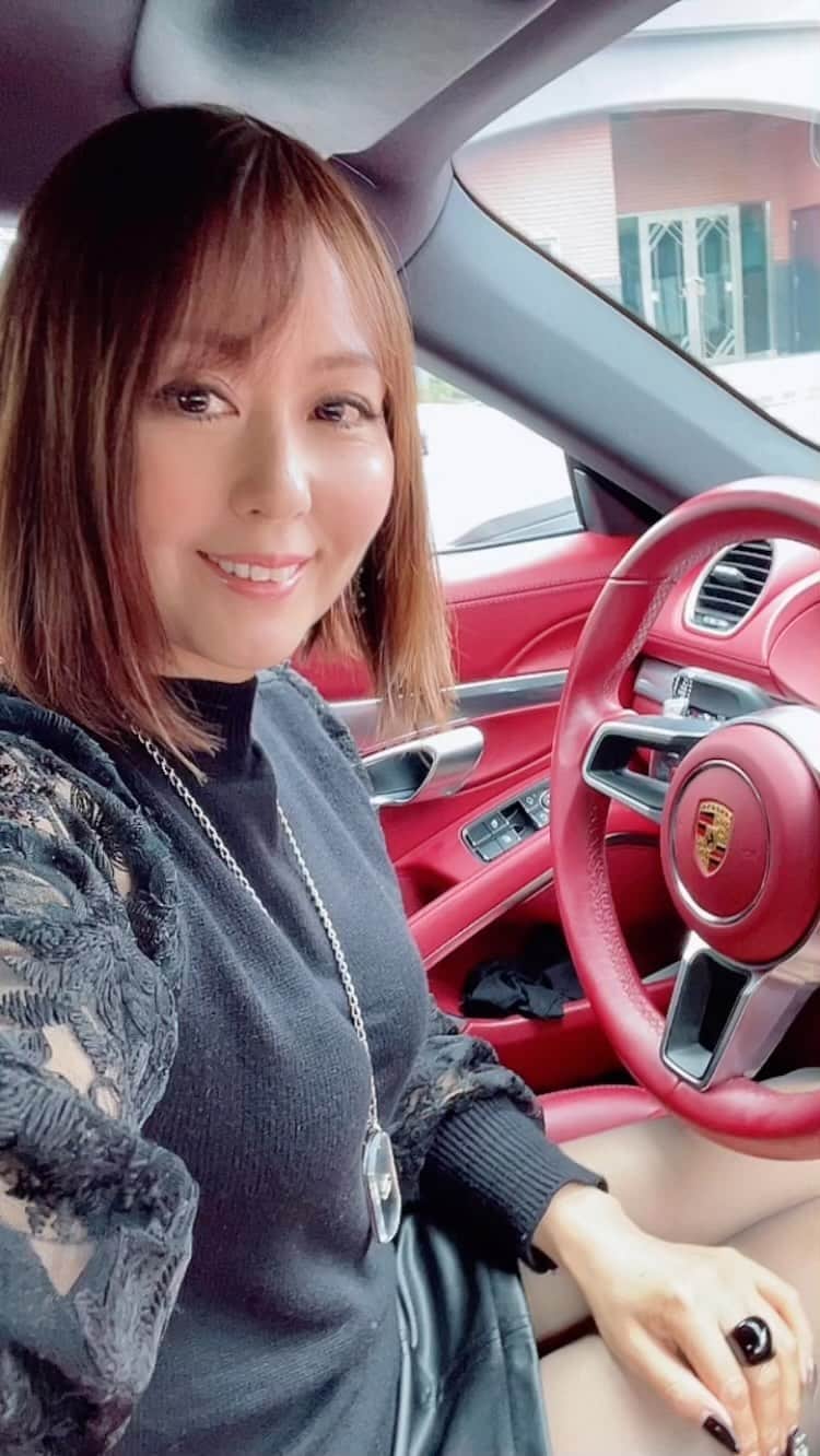 ikuさんのインスタグラム動画 - (ikuInstagram)「こんばんは♡ おつかれさま♡ ・ いつものです🎵🚗³₃笑 最近オールブラック ...