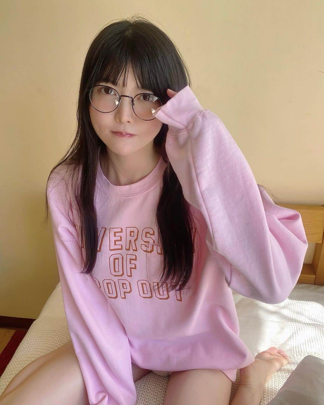 小野寺梓さんのインスタグラム写真 - (小野寺梓Instagram)「2度寝しちゃお！ BUBKA11月号掲載中 #BUBKA #真っ白なキャンバス #白キャン #小野寺梓」10月16日 22 ...