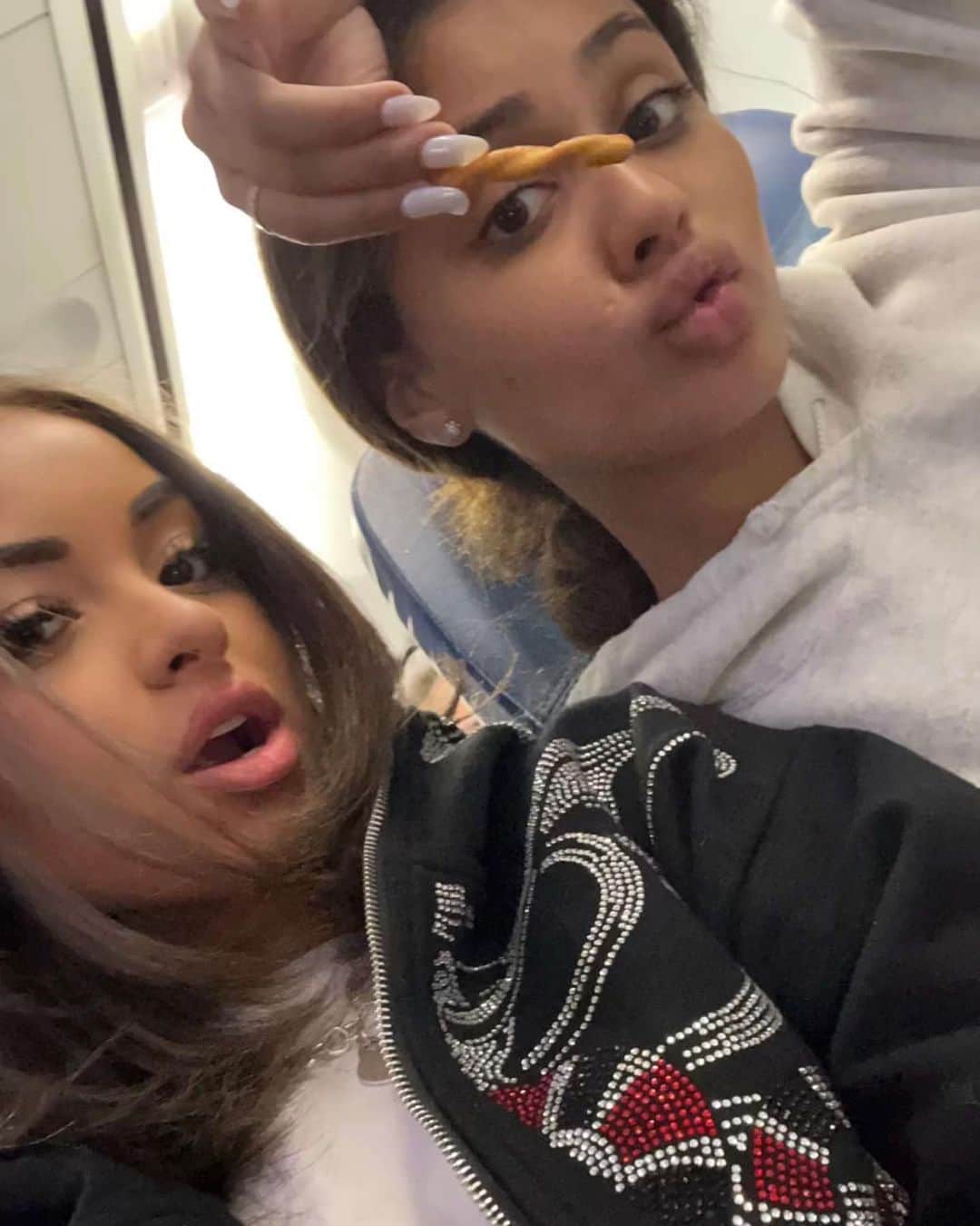 Perkins Sistersさんのインスタグラム写真 - (Perkins SistersInstagram)「bon voyage 🛩️ ...