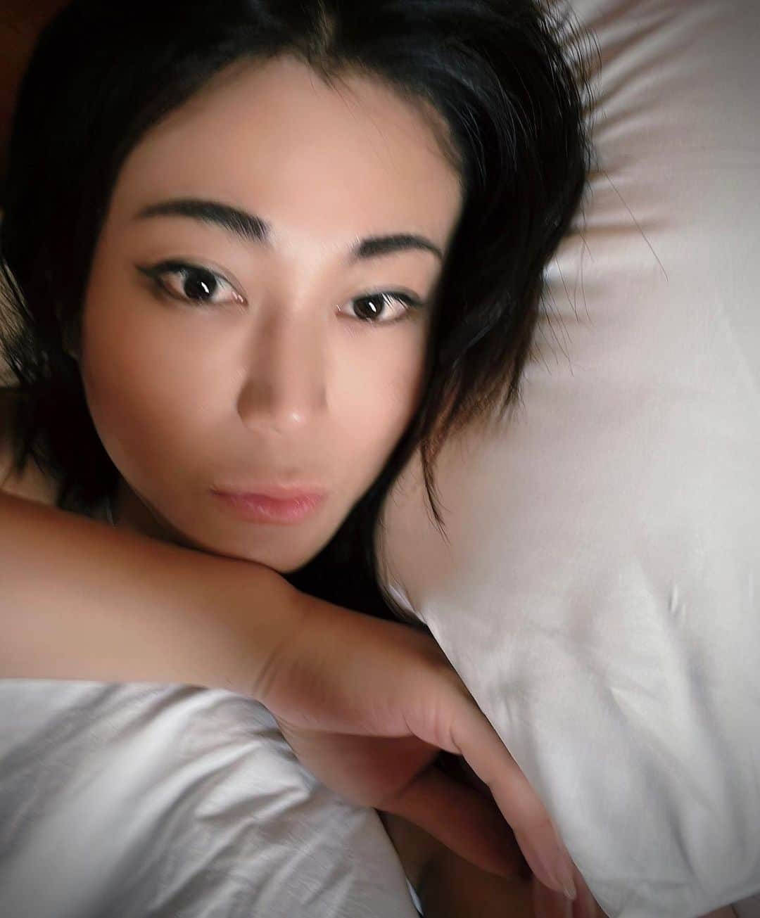 氷川きよしさんのインスタグラム写真 氷川きよしinstagram 「メイクしたまま寝てました。 まずい。肌に良くない。 By