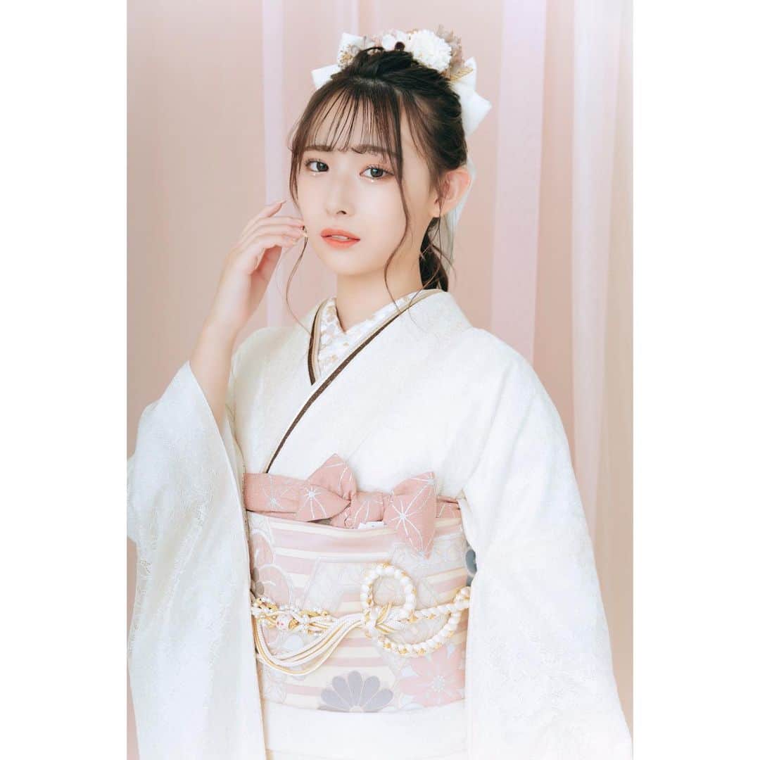 柚来しいなさんのインスタグラム写真 - (柚来しいなInstagram)「KIMONO LARMEさんの撮影で、 振袖を着用させて頂きました！ 白の振袖が、とっても可愛かったです🕊🤍 なかなか ...