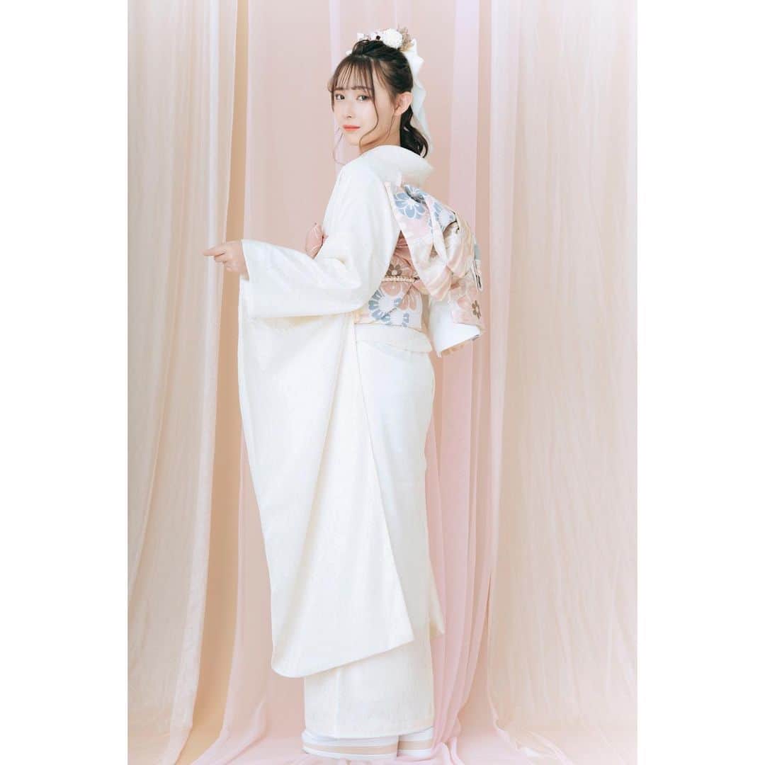 柚来しいなさんのインスタグラム写真 - (柚来しいなInstagram)「KIMONO LARMEさんの撮影で、 振袖を着用させて頂きました！ 白の振袖が、とっても可愛かったです🕊🤍 なかなか ...