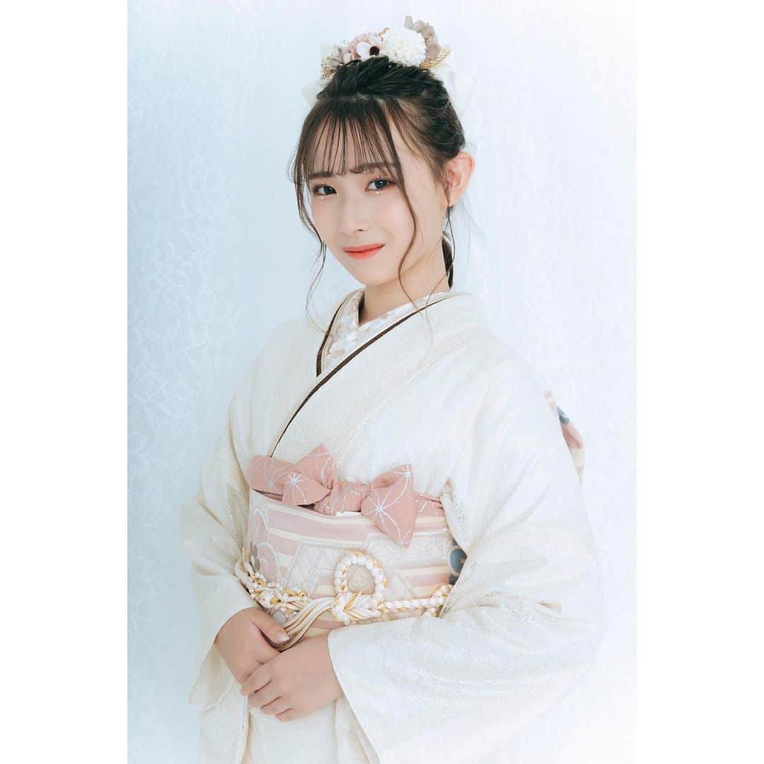 柚来しいなさんのインスタグラム写真 - (柚来しいなInstagram)「KIMONO LARMEさんの撮影で、 振袖を着用させて頂きました！ 白の振袖が、とっても可愛かったです🕊🤍 なかなか ...