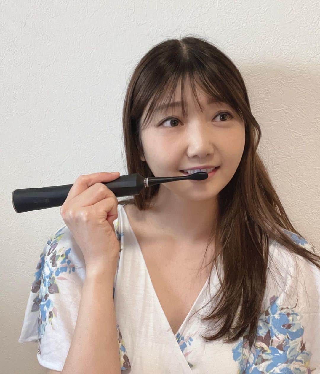 橘珠里さんのインスタグラム写真 - (橘珠里Instagram)「𝘂𝘀𝗺𝗶𝗹𝗲 “𝗙𝟭” 最近、電動歯ブラシをusmileの『F1』に新調しました🪥 1分間に38,000回の音波振動なので ...