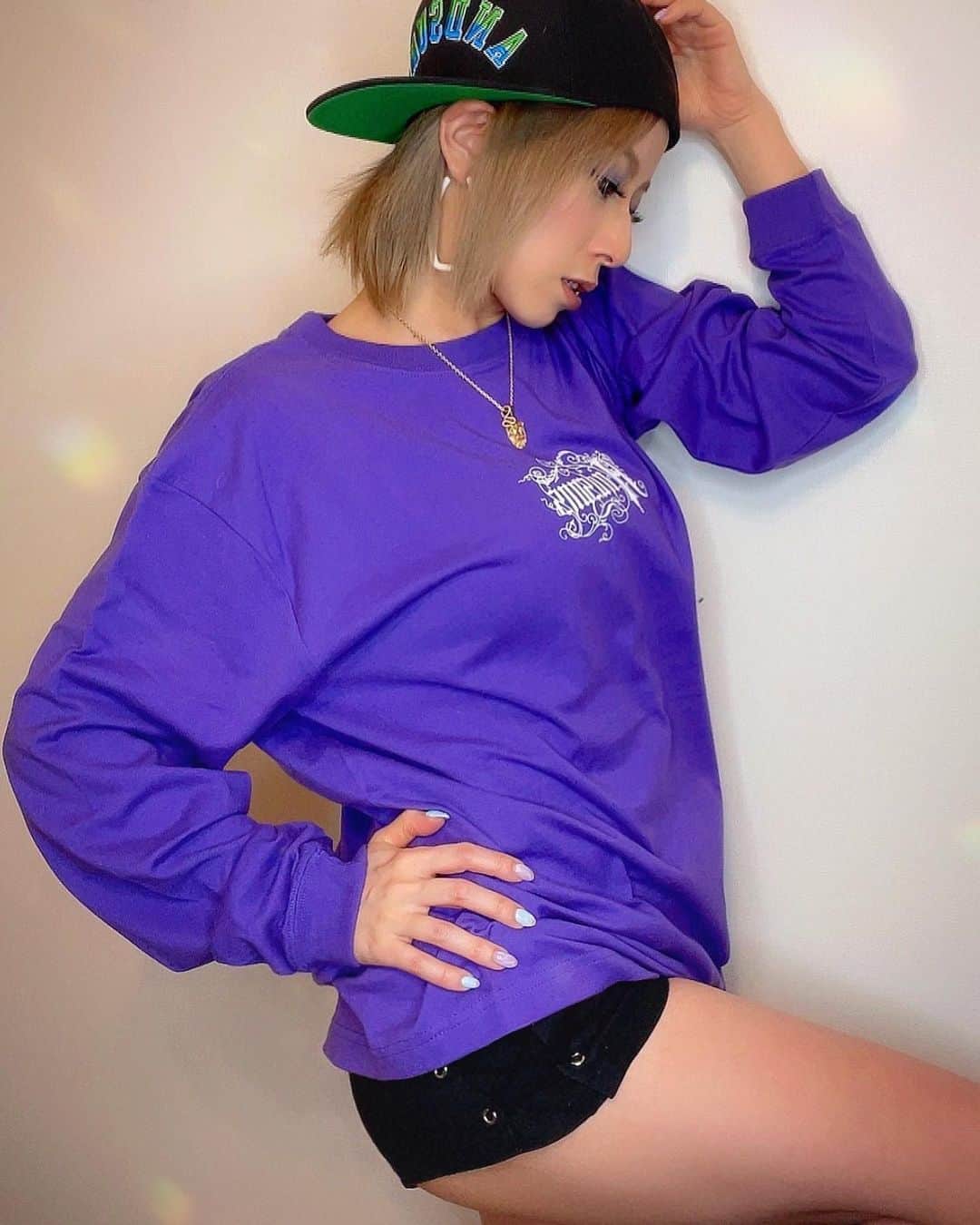 北川エリカさんのインスタグラム写真 - (北川エリカInstagram)「@andsuns_official さんのおnewキャップとロンTです💜 合わせてメイクもツケマに青×紫シャドーの ...