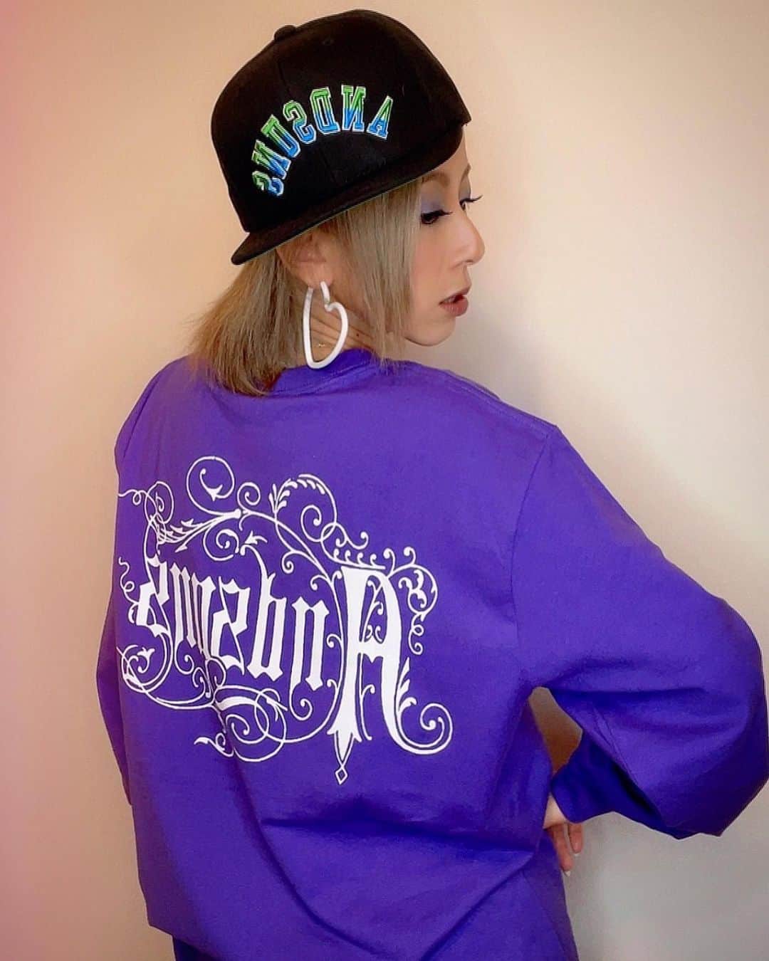 北川エリカさんのインスタグラム写真 - (北川エリカInstagram)「@andsuns_official さんのおnewキャップとロンTです💜 合わせてメイクもツケマに青×紫シャドーの ...