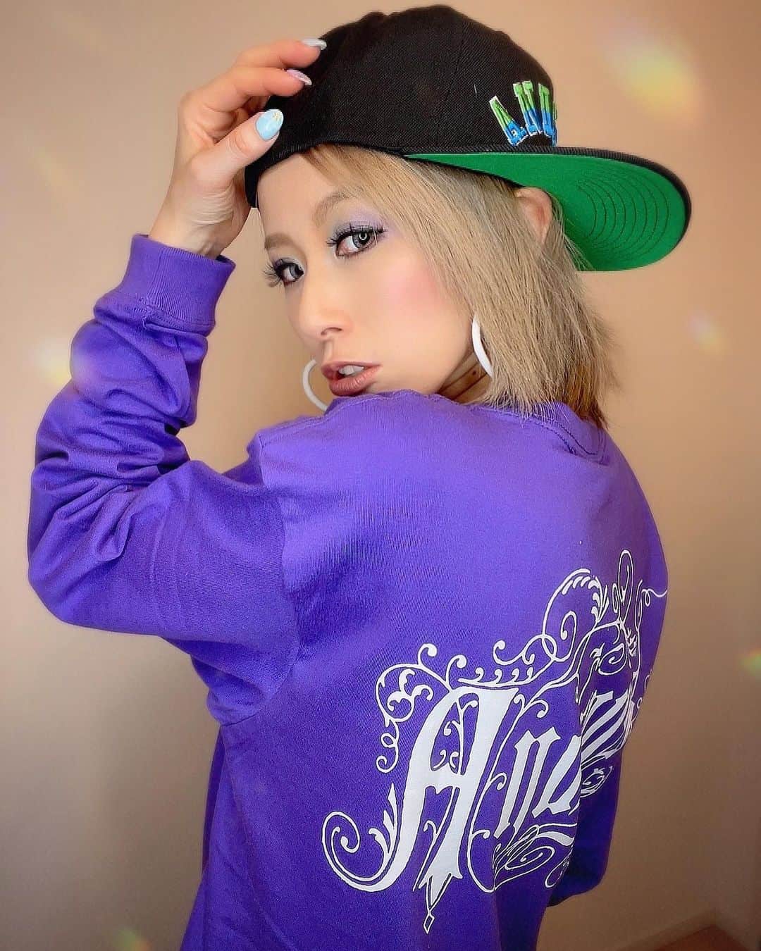 北川エリカさんのインスタグラム写真 - (北川エリカInstagram)「@andsuns_official さんのおnewキャップとロンTです💜 合わせてメイクもツケマに青×紫シャドーの ...