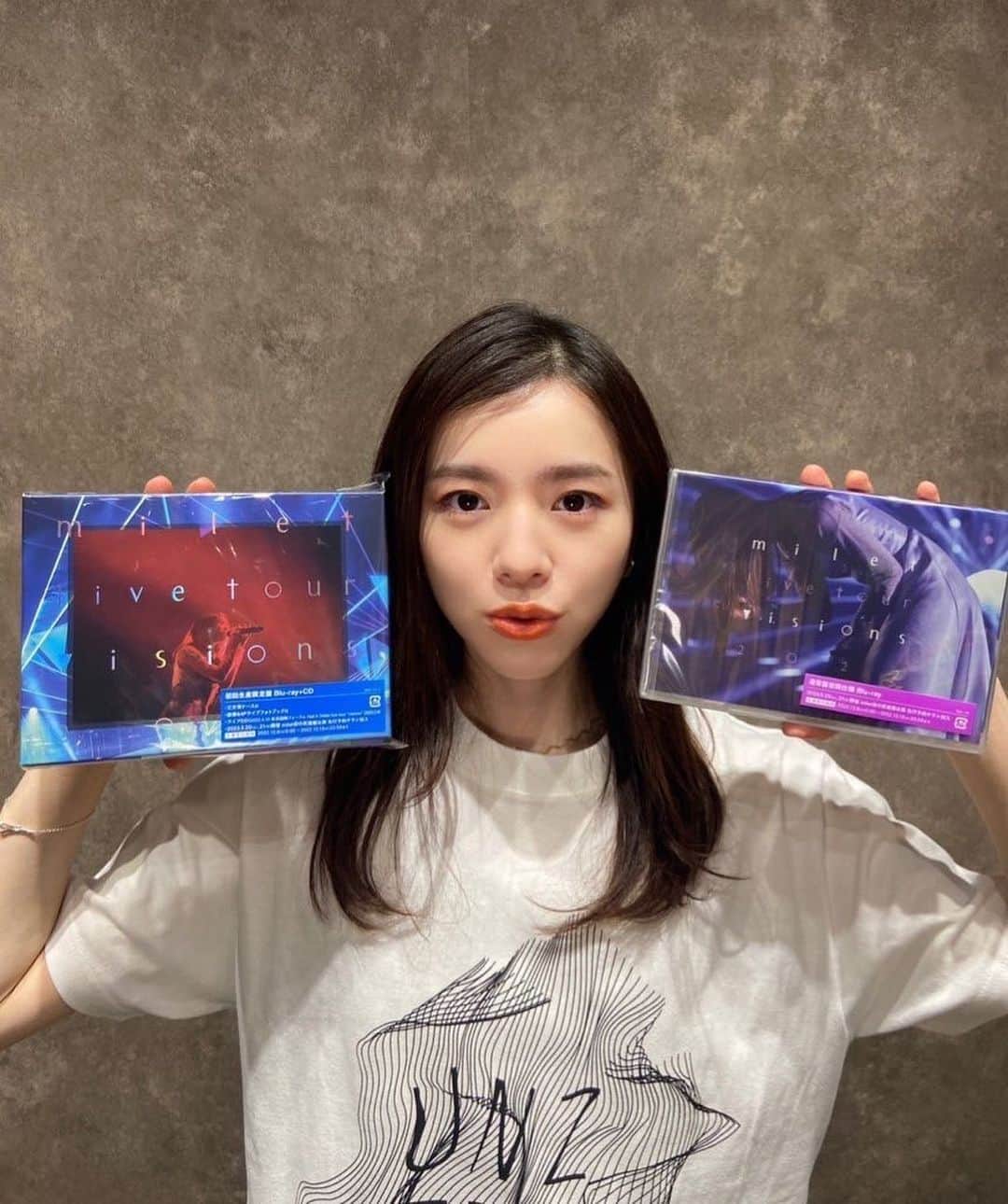 miletさんのインスタグラム写真 - (miletInstagram)「本日リリース💐 ライヴ映像商品『milet live tour "visions"2022』 64Pのライヴフォト ...