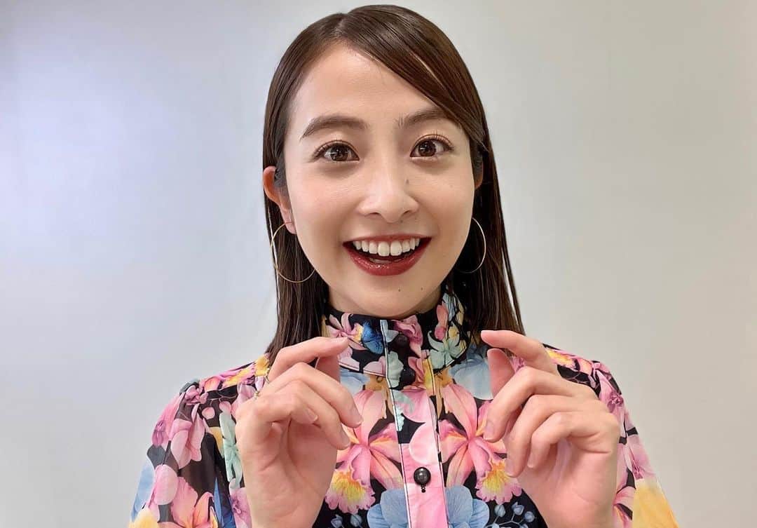 日比麻音子さんのインスタグラム写真 - (日比麻音子Instagram)「今週もお疲れさまでした🍵 いつかの楽屋での写真 ずっと笑ってます ...