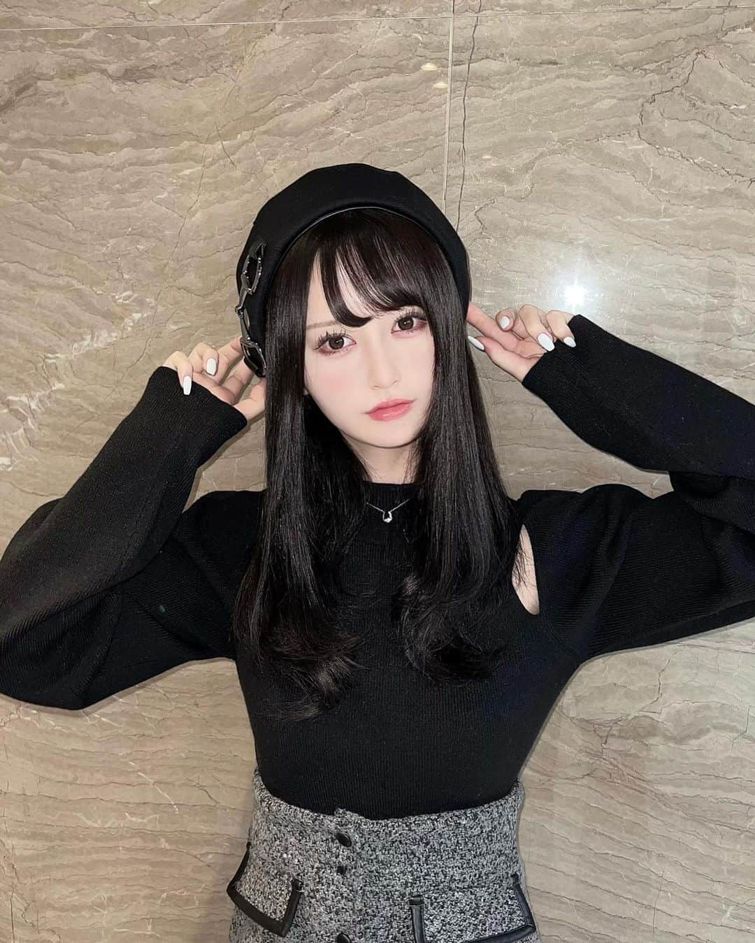 山本望叶さんのインスタグラム写真 - (山本望叶Instagram)「#ootd #code #コーデ #モノトーンコーデ #ベレー帽 #ニット #ロングスカート #ca4la #emoda ...