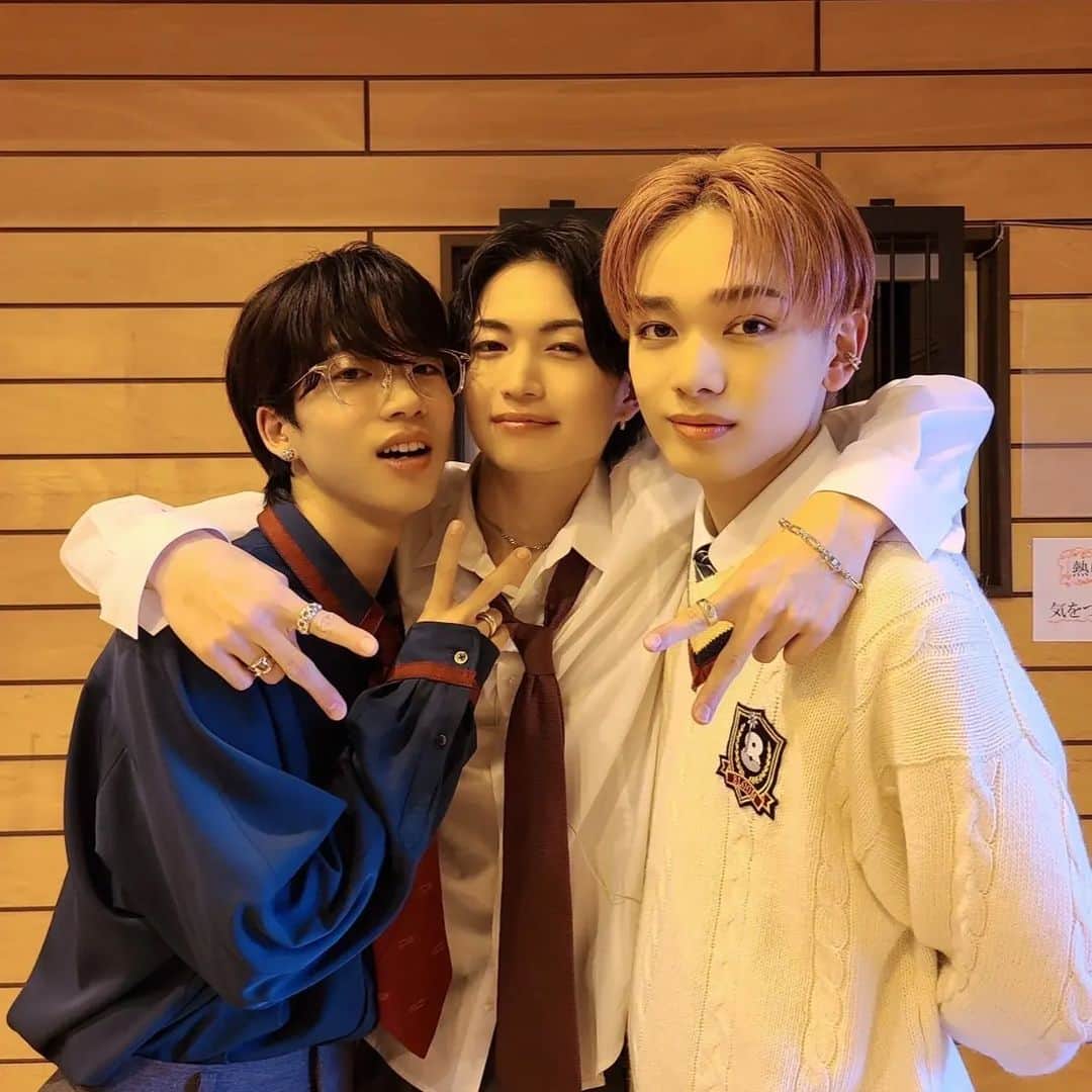 君の花になるさんのインスタグラム写真 - (君の花になるInstagram)「ゆき兄、両手に竜星&なる💐 第6話はTVer、Paravi、Netflixで配信中 #君の花になる #宮世琉弥 ...