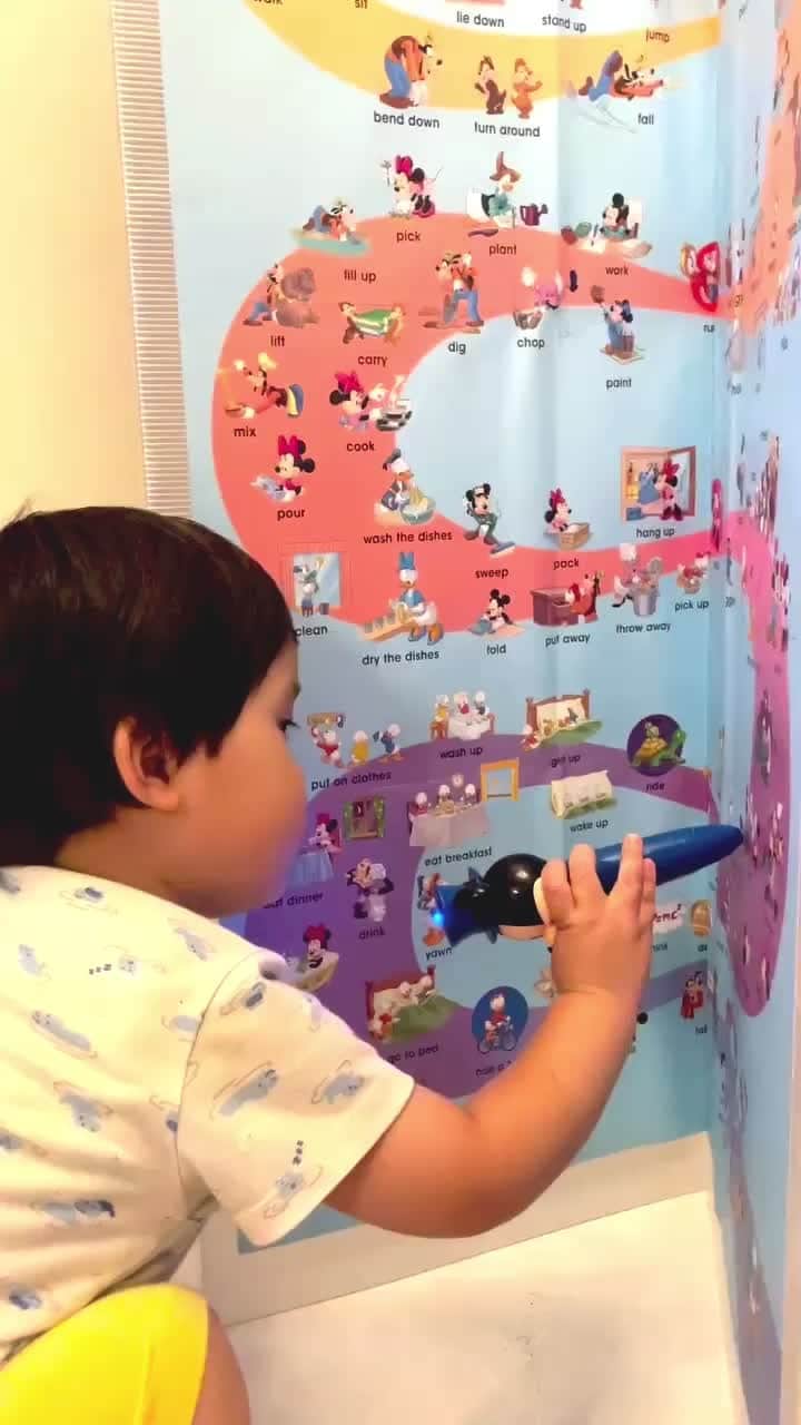 World Family Clubさんのインスタグラム動画 - (World Family ClubInstagram)「@yuna_shun_dwe Happy boy😍 DWEのポスターで ...