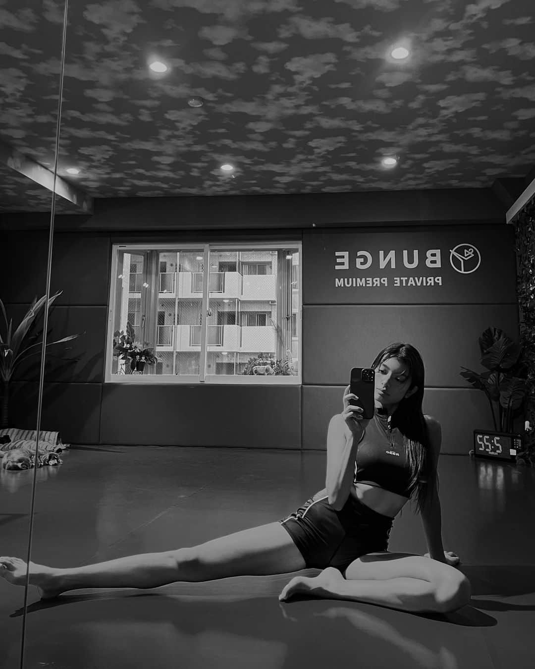 ローラさんのインスタグラム写真 ローラinstagram 「kick Boxing Training 🤍🥊 💦 今日はお兄ちゃんと一緒に