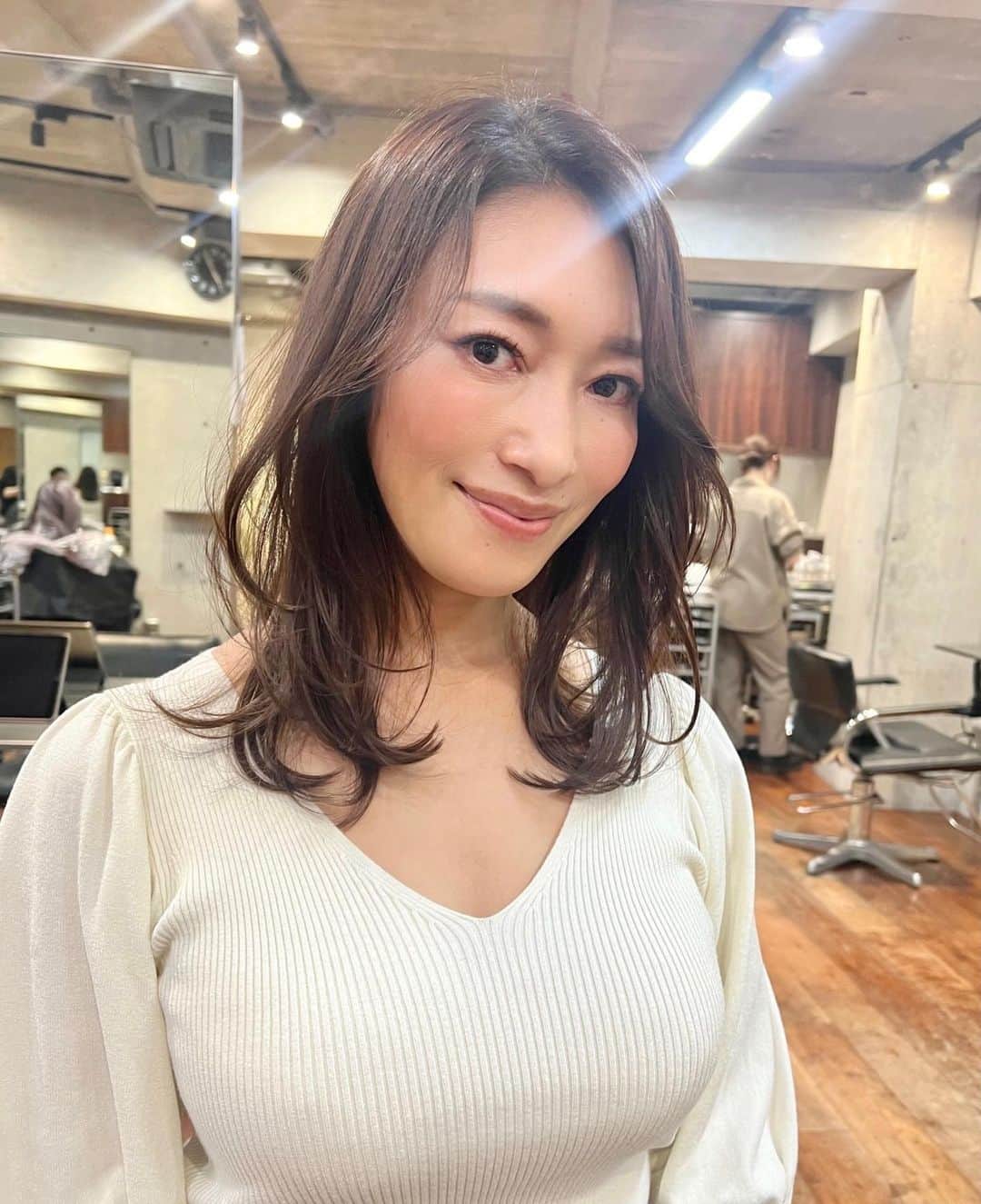 小早川怜子さんのインスタグラム写真 小早川怜子instagram「年内の仕事に向けて、泉さんにカット、カラー、トリートメントしてもらってきました🤍 つるつるもちもちな髪の毛になりました
