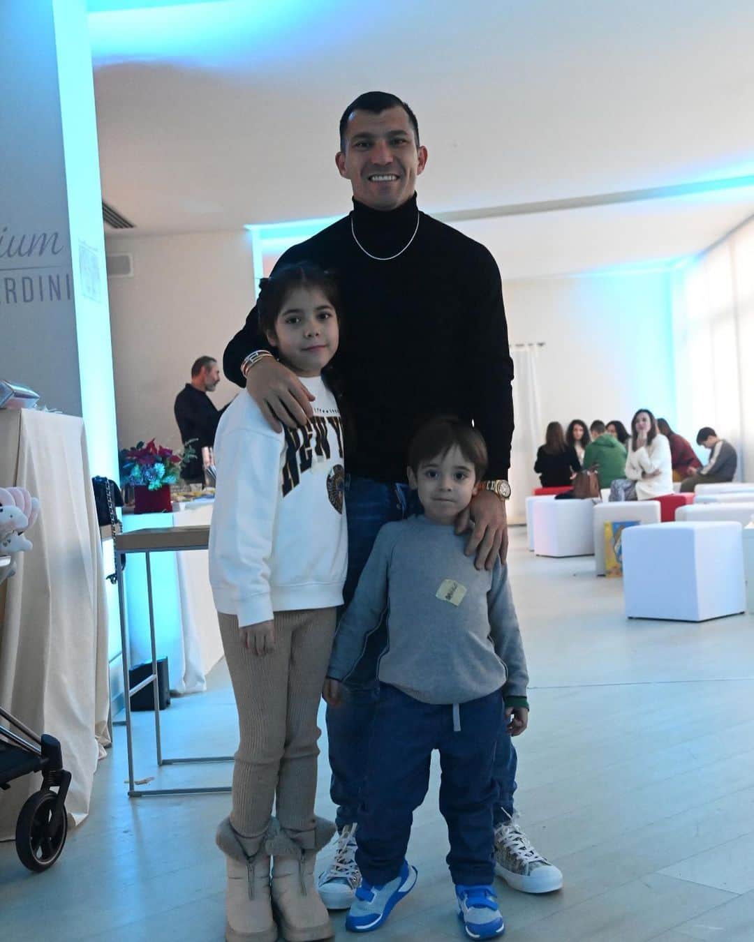 ガリー・メデルさんのインスタグラム写真 - (ガリー・メデルInstagram)「Fiesta de navidad con mis ...